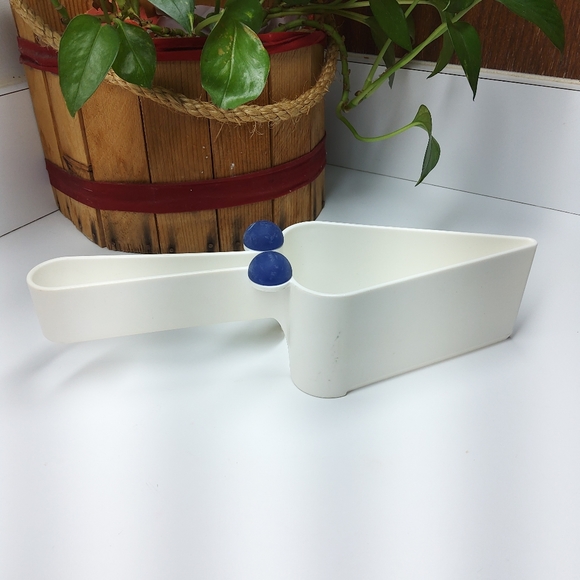 Tupperware | Kitchen | Blue White Tupperware Piece O Cake Triangle Cake ...